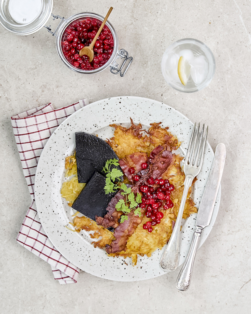 Blodpudding på råraka med bacon och lingon | Lithells.se